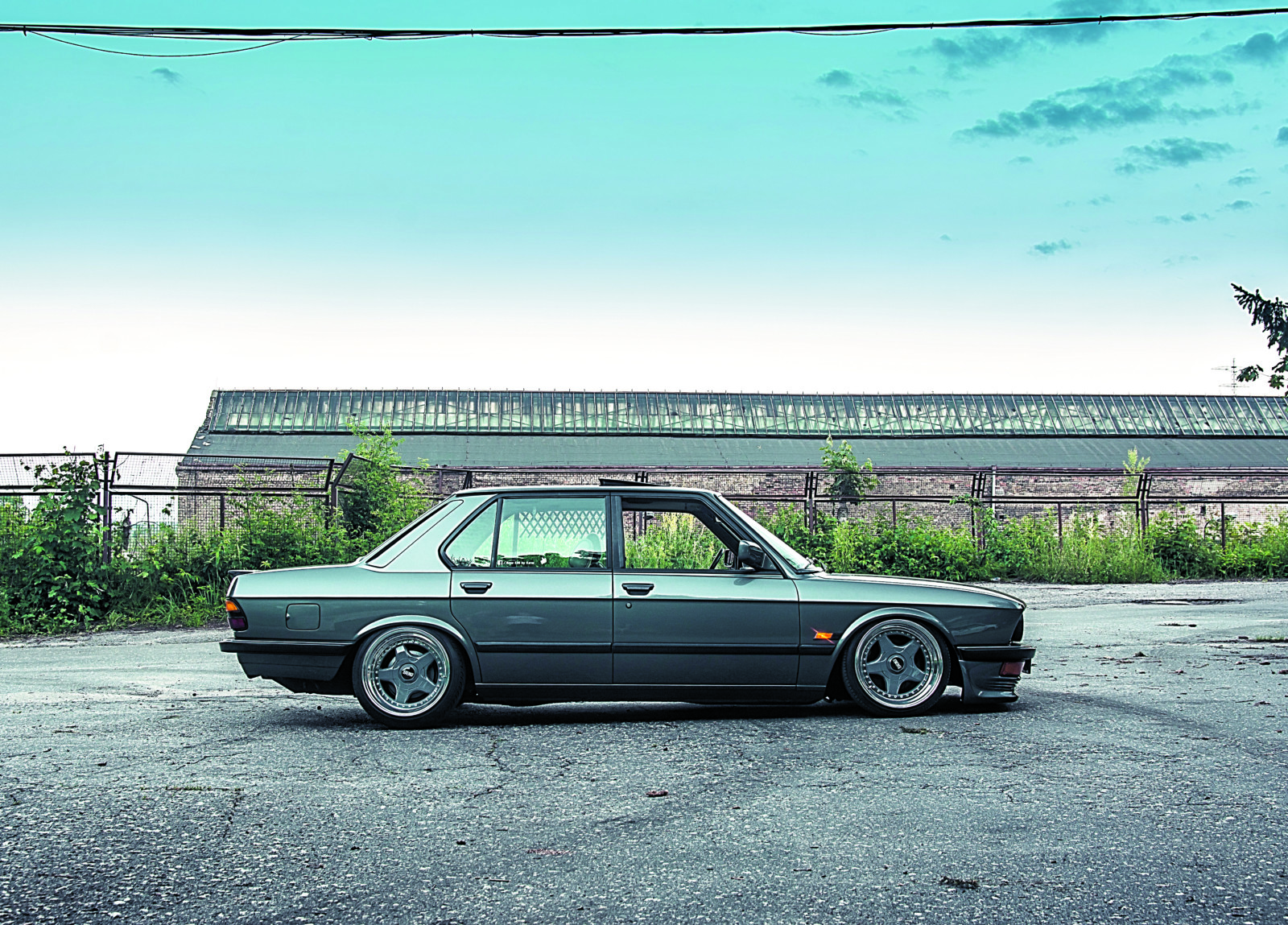 Tajemniczy rekin BMW E28 320i - TUNING - Trends Magazines