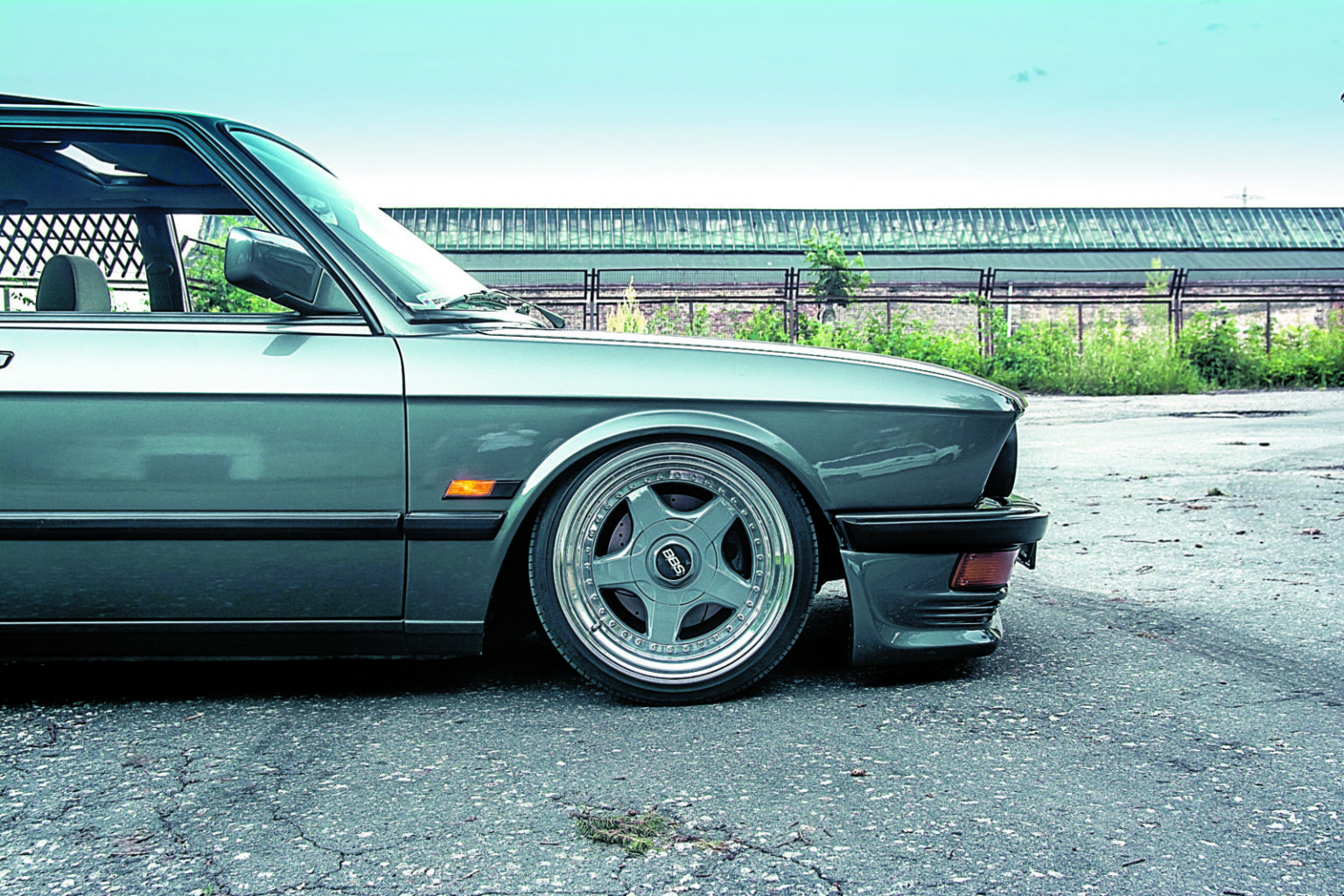 Tajemniczy rekin BMW E28 320i - TUNING - Trends Magazines