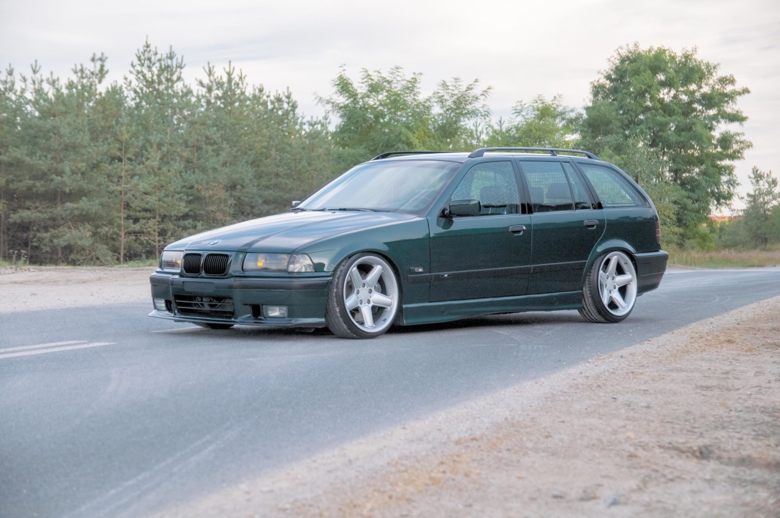 Klasyczne i szybkie BMW E36 328i Touring po tuningu - Trends Magazines