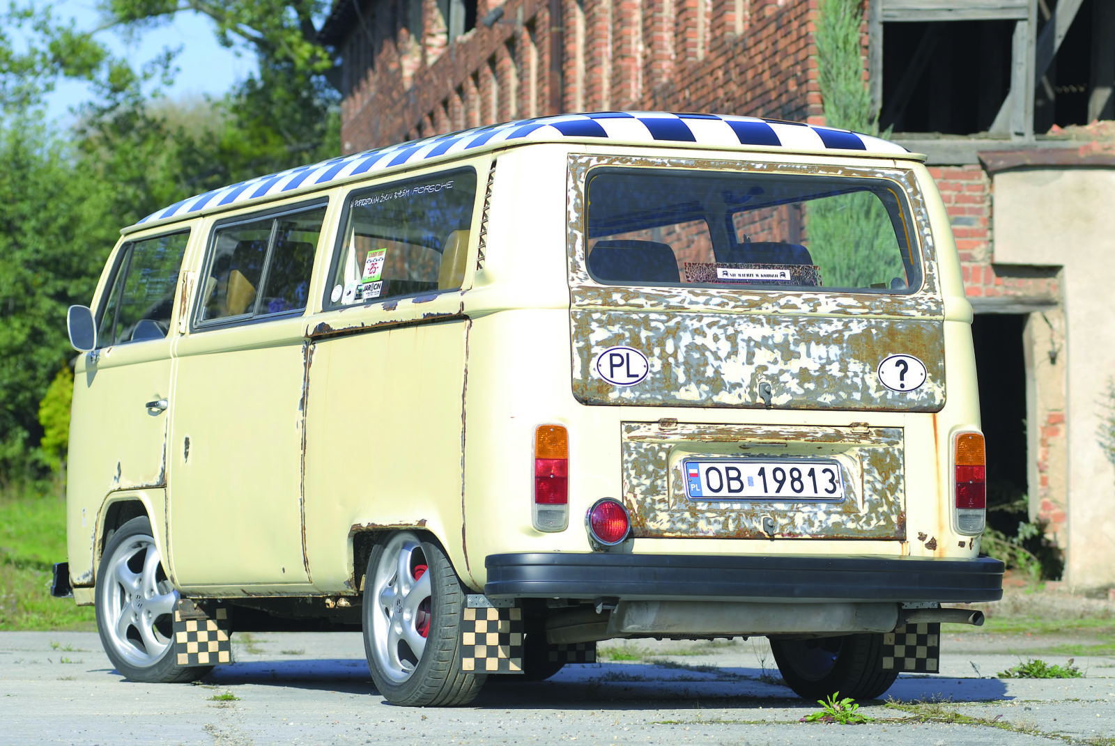 Ten VW T2 stał popsuty aż 20 lat. A teraz wszyscy się za nim oglądają ...
